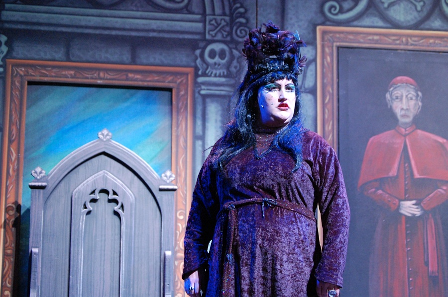 Snow White :: Hertford Dramatic and Operatic Society