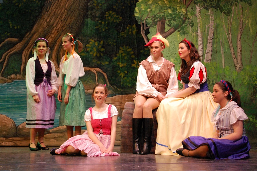 Snow White :: Hertford Dramatic and Operatic Society
