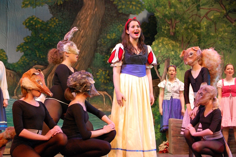 Snow White :: Hertford Dramatic and Operatic Society