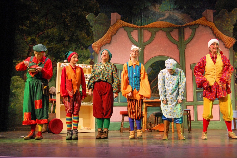 Snow White :: Hertford Dramatic and Operatic Society